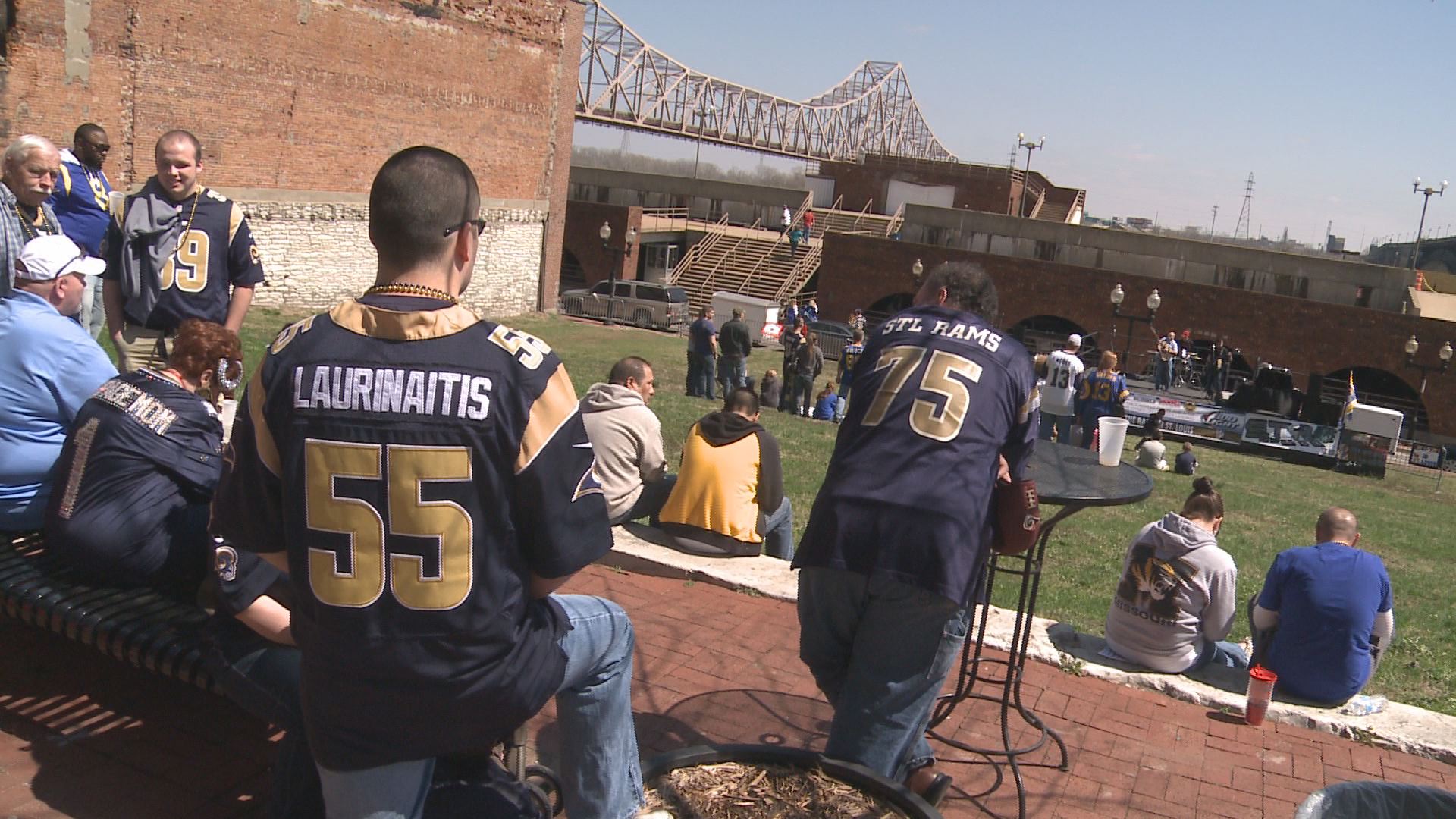 Fans band together to Keep the Rams in St. Louis | ksdk.com