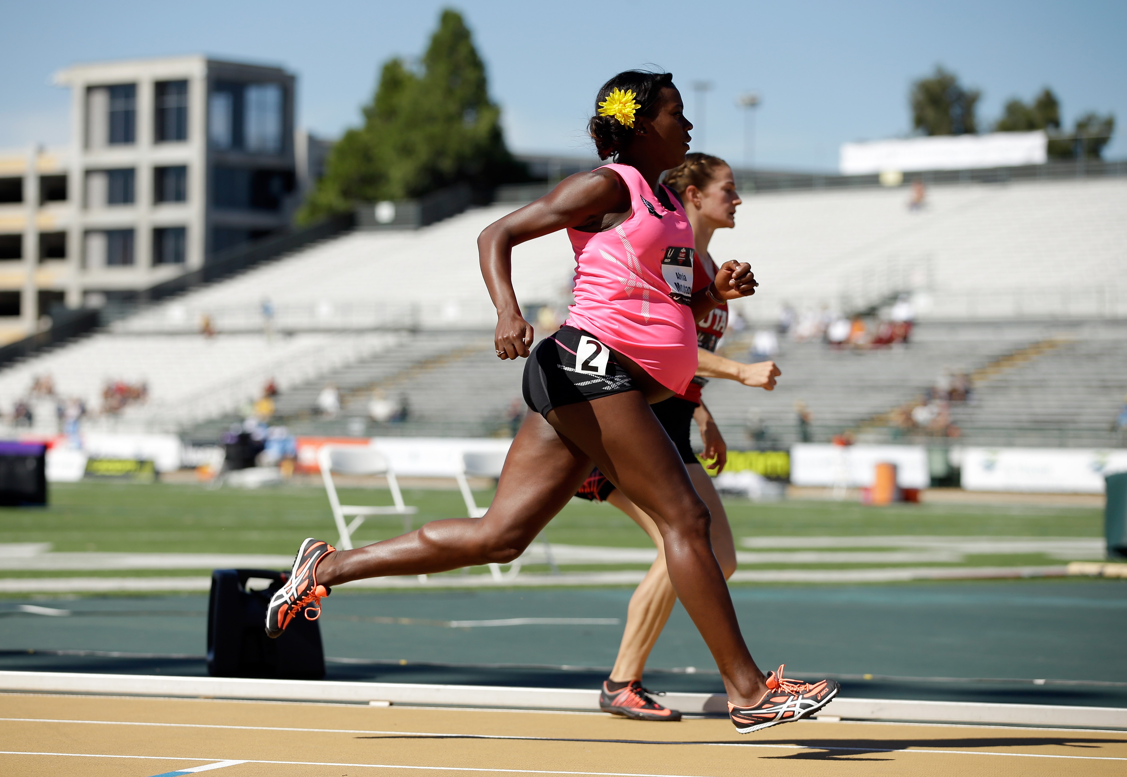 Pregnant Olympian competes in 800-meter race | ksdk.com