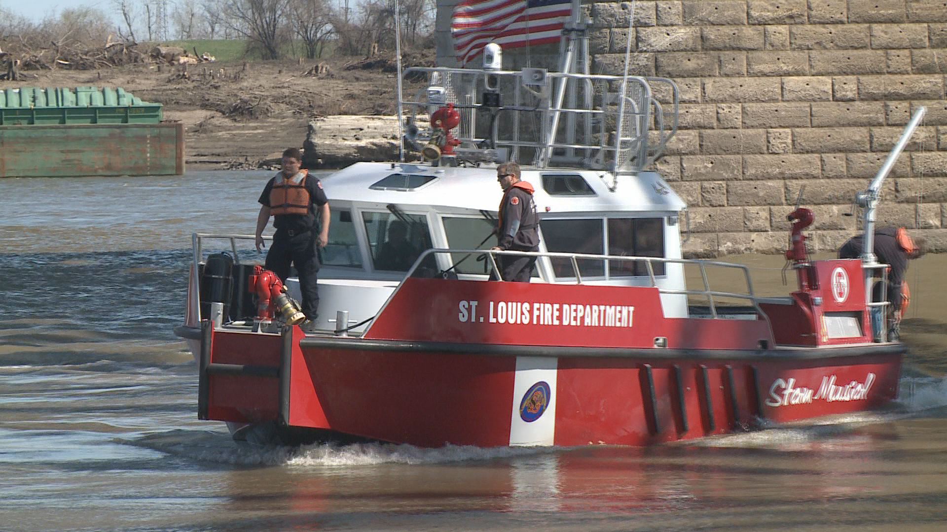 3 men rescued from capsized canoe on Mississippi River | ksdk.com