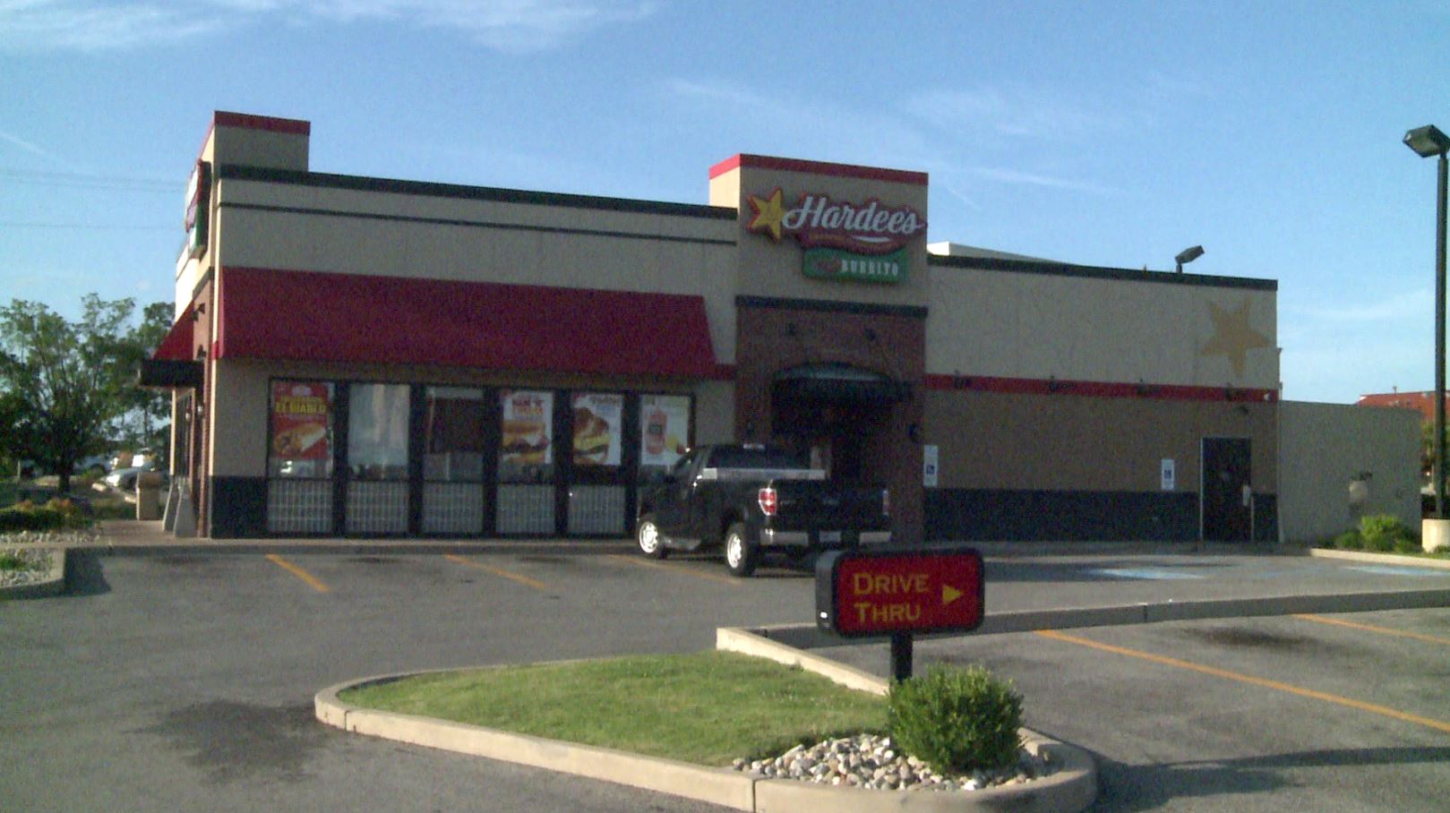 Hardee's robbed after man climbs through drive-thru | ksdk.com