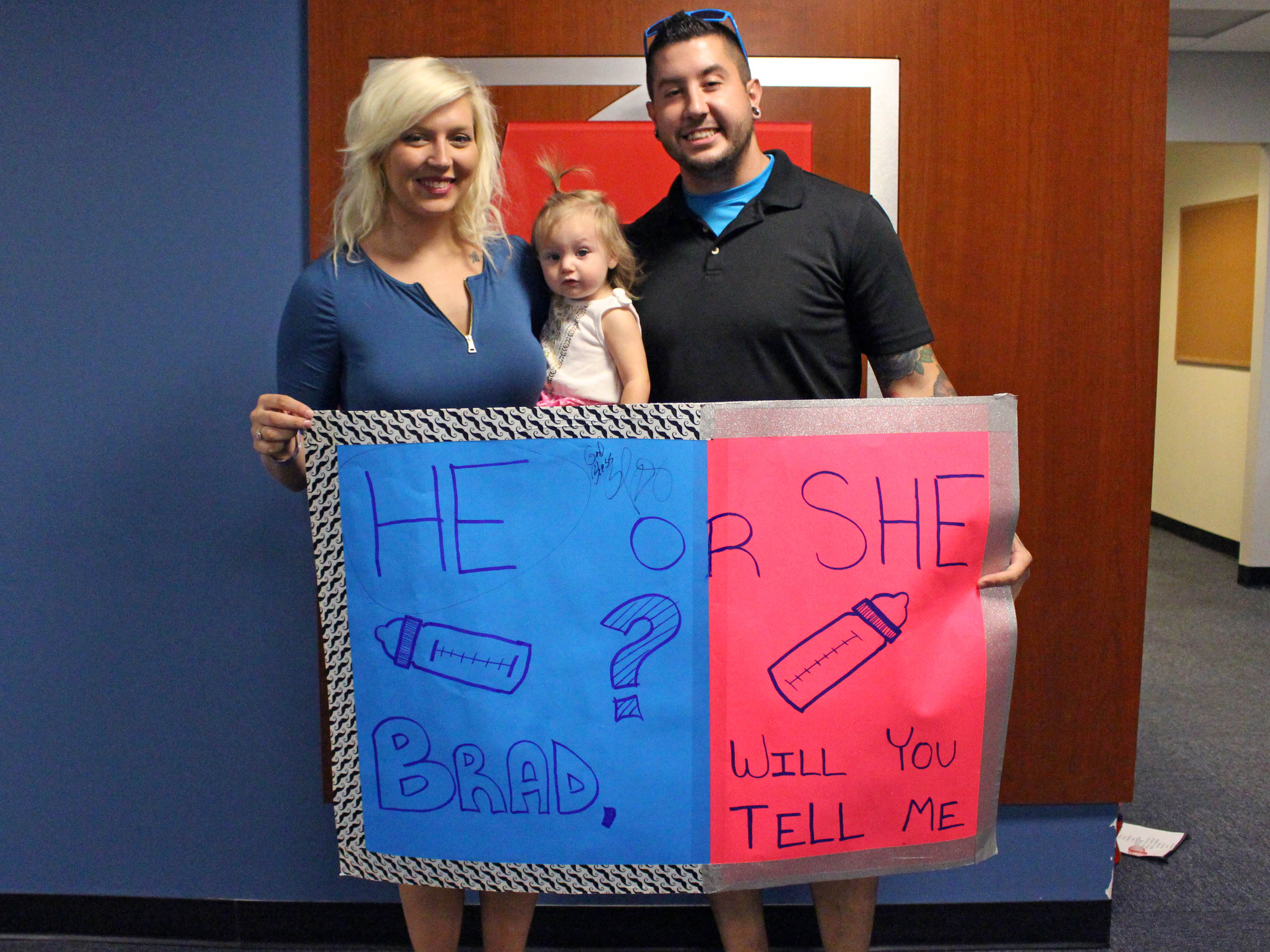 Brad Paisley helps reveal gender of couple's baby | whas11.com