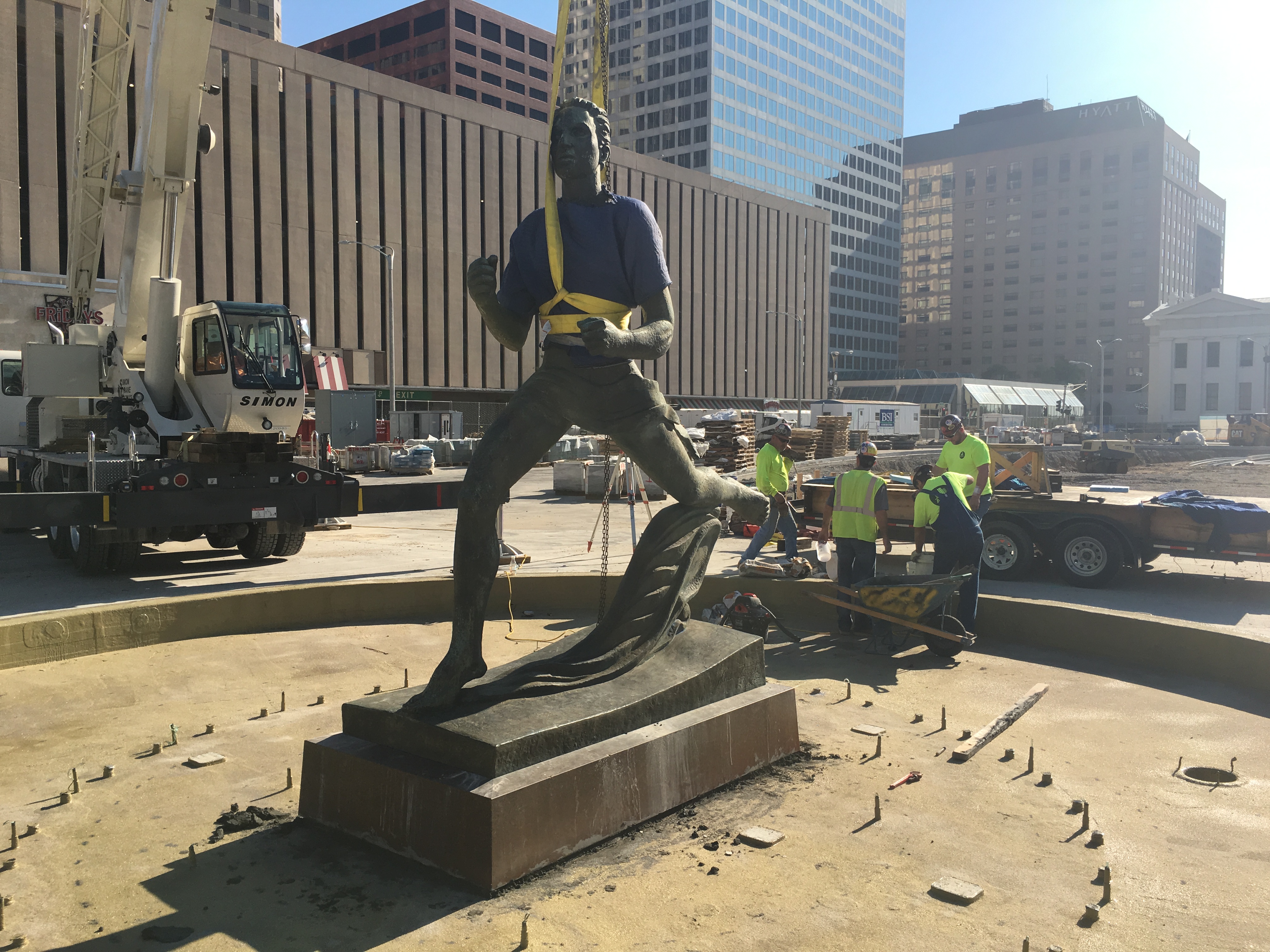 'The Runner' statue returns to Kiener Plaza | ksdk.com